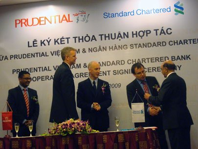 Standard Chartered bán bảo hiểm Prudential - Tạp chí Kinh tế Sài Gòn