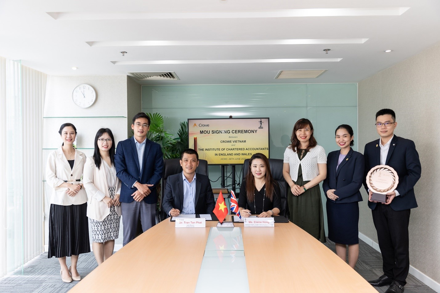 ICAEW và Crowe Vietnam ký kết hợp tác chiến lược phát triển nguồn nhân ...