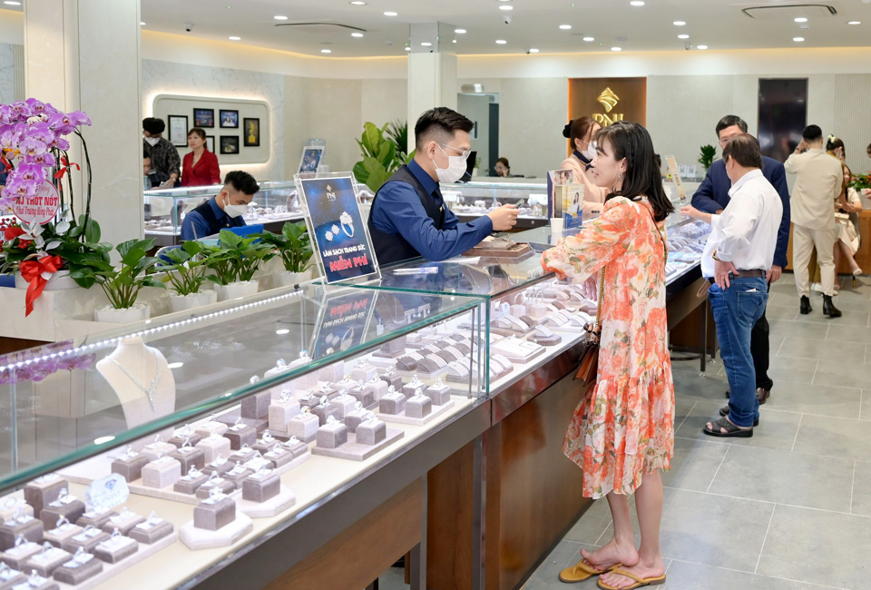 Lãi 1.340 tỉ đồng trong 9 tháng, PNJ vượt kế hoạch lợi nhuận cả năm ...