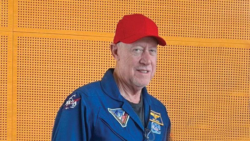 Phi hành gia Michael A. Baker: Tất cả chúng ta là đội bay trên Tàu ...